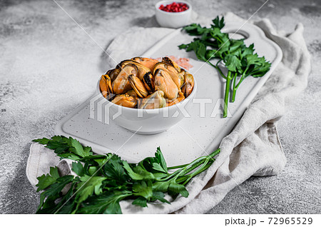 Fresh raw mussel meat on a chopping Board. Healthyの写真素材 [72965529] - PIXTA