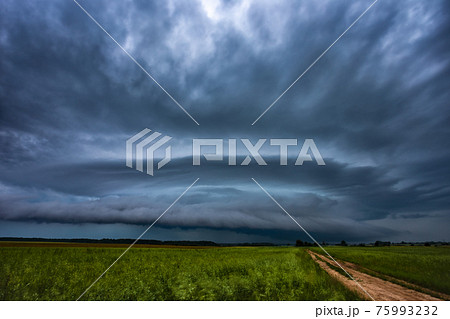Supercell storm clouds with wall cloud and...の写真素材 [75993232] - PIXTA
