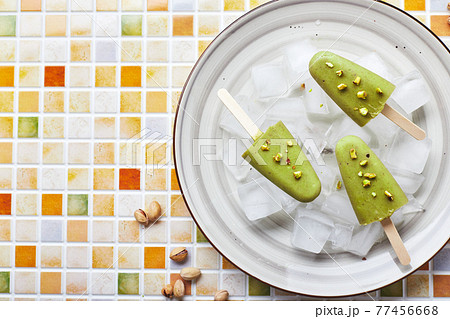 Frozen homemade pistachio popsicle in bowl of...の写真素材 [77456668] - PIXTA