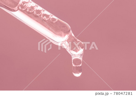 Closeup of pink dropper, falling drop close up....の写真素材 [78047281] - PIXTA