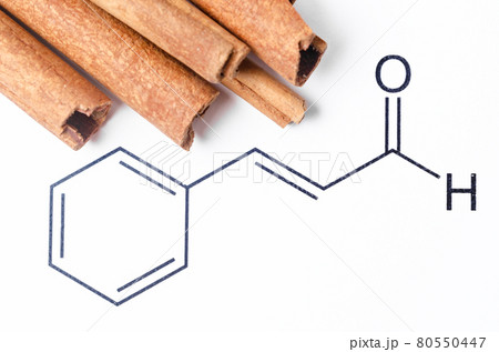 Aromatic cinnamon and Cinnamaldehyde, chemical...の写真素材 [80550447] - PIXTA