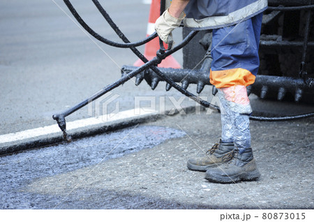 Worker lay bitumen using tar sprayer, standing...の写真素材 [80873015] - PIXTA