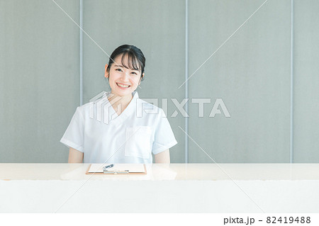 受付にいる白衣の女性（笑顔）の写真素材 [82419488] - PIXTA