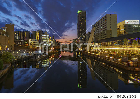 道頓堀川に架かる深里橋から見た、なんばHatchとキャナルテラス堀江の夜景【11月撮影】の写真素材 [84263101] - PIXTA