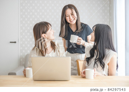 パソコンを見て話し合う女性たち（会議）の写真素材 [84297543] - PIXTA