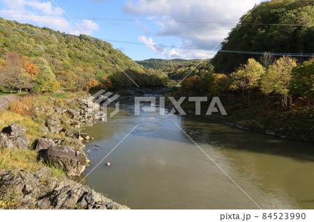 北海道の川の秋の風景：旭川にある石狩川中流沿いの名勝神居古潭（カムイコタン）の写真素材 [84523990] - PIXTA