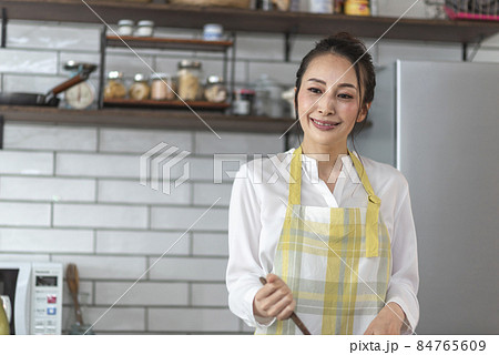キッチンで料理する女性の写真素材 [84765609] - PIXTA