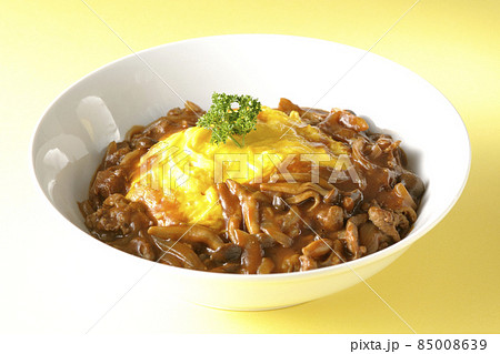 たっぷりのハヤシソースがかかったオムライスの写真素材 [85008639] - PIXTA
