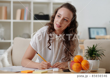 Creative Woman Drawing Sketchesの写真素材 [85656546] - PIXTA