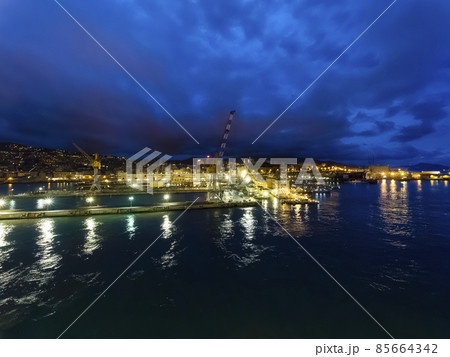イタリア 早朝のジェノヴァ港 Ente Bacini造船所 Port of Genoa, Italyの写真素材 [85664342] - PIXTA