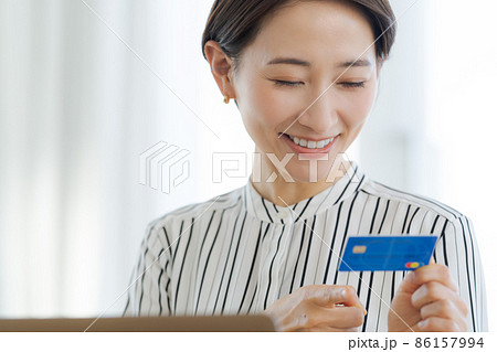 カード パソコン 30代女性の写真素材 [86157994] - PIXTA