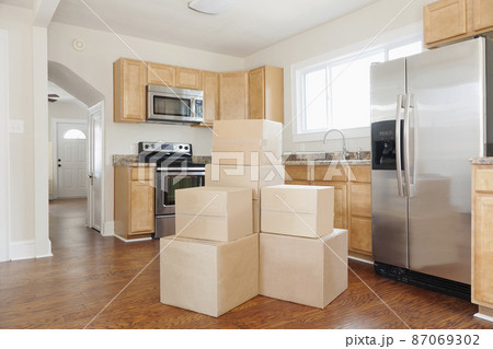 Moving boxes in kitchenの写真素材 [87069302] - PIXTA