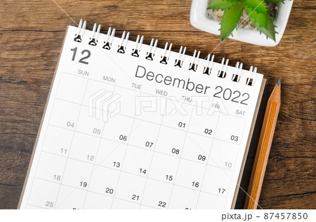 December 2022 desk calendar with plant on...の写真素材 [87457850] - PIXTA