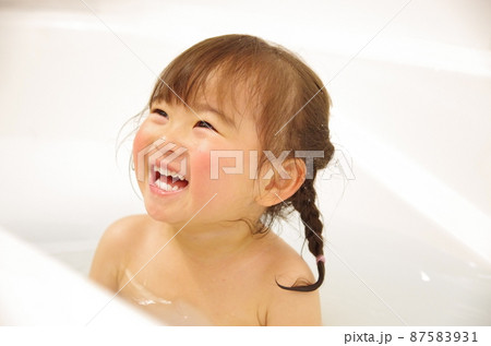 お風呂に入る女の子の写真素材 [87583931] - PIXTA