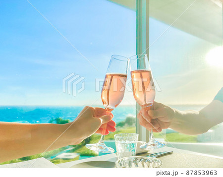 海を眺めながらシャンパンで乾杯する結婚記念日の写真素材 [87853963] - PIXTA
