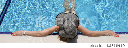 Beautiful lady chilling in cooling waterの写真素材 [88216919] - PIXTA