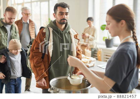 Young Woman Giving Out Food at Soup Kitchenの写真素材 [88821457] - PIXTA