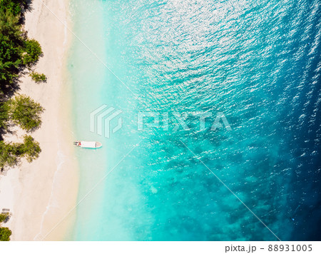 Beautiful tropical beach with crystal ocean and...の写真素材 [88931005] - PIXTA