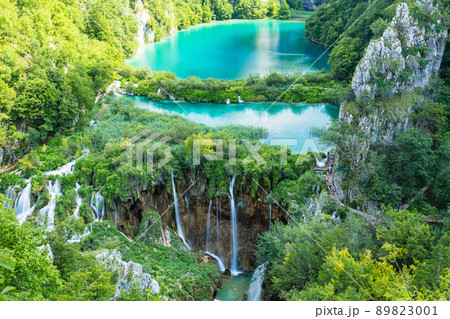 クロアチア プリトヴィツェ湖群国立公園の大きな湖と流れ落ちる滝の写真素材 [89823001] - PIXTA