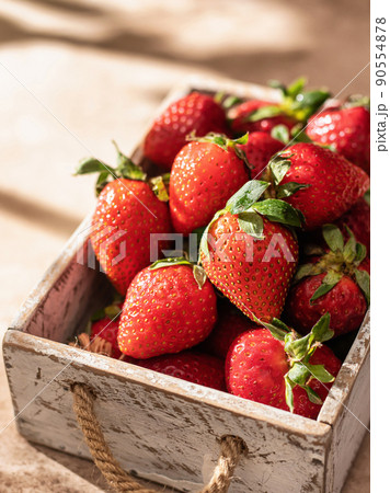 Strawberries in white rustic box on brown...の写真素材 [90554878] - PIXTA