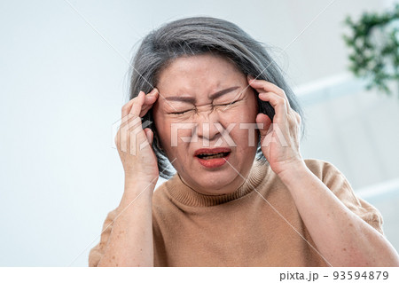 An agonizing senior woman with a headache in...の写真素材 [93594879] - PIXTA