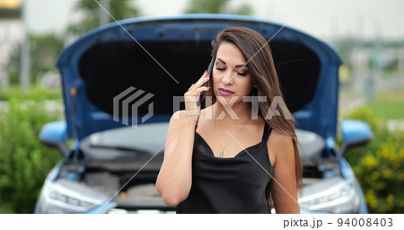 Woman driver calls car service to take car for...の写真素材 [94008403] - PIXTA