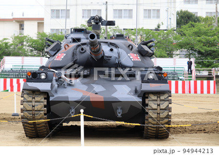多用途迷彩を施した陸上自衛隊の74式戦車の写真素材 [94944213] - PIXTA