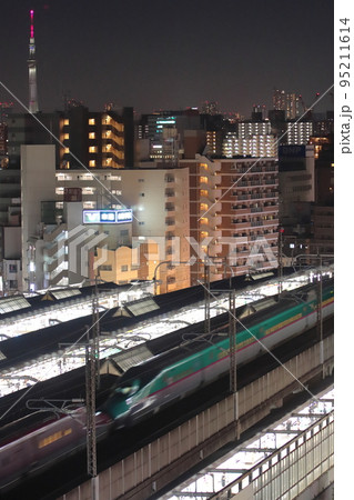 都心の夜景を駆け抜けるE5(H5)系新幹線+E6系新幹線_2022/9/10撮影の写真素材 [95211614] - PIXTA