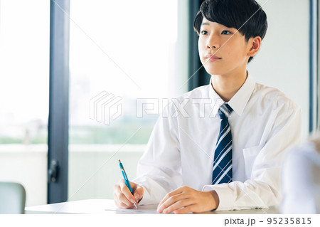 勉強する男子中学生の写真素材 [95235815] - PIXTA
