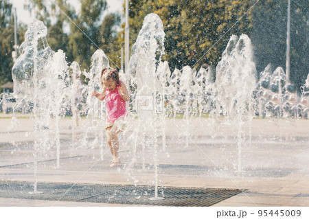 child girl playing in the water jets of the...の写真素材 [95445009] - PIXTA