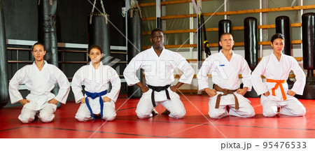 Group of people in kimono sit on a tatami...の写真素材 [95476533] - PIXTA