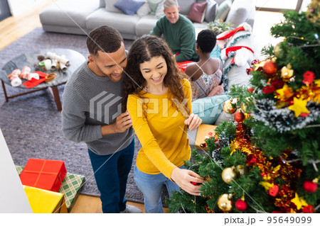 Happy diverse friends decorating christmas tree...の写真素材 [95649099] - PIXTA