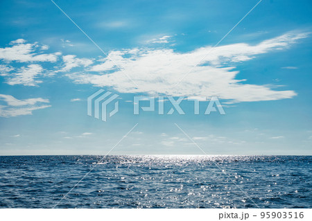 Sun behind clouds over Pacific ocean blue water...の写真素材 [95903516] - PIXTA