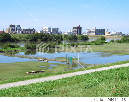 土手から見る秋の雨上がりの江戸川河川敷のサッカー場風景の写真素材 [96411148] - PIXTA