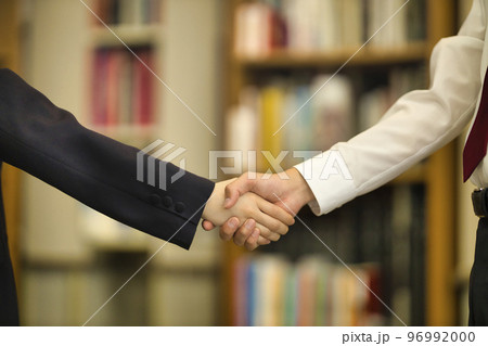 塾の講師と握手する女子高生の手元の写真素材 [96992000] - PIXTA