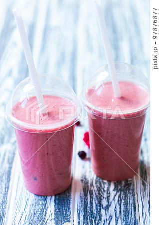 Two berries milkshakes in plastic cups with...の写真素材 [97876877] - PIXTA