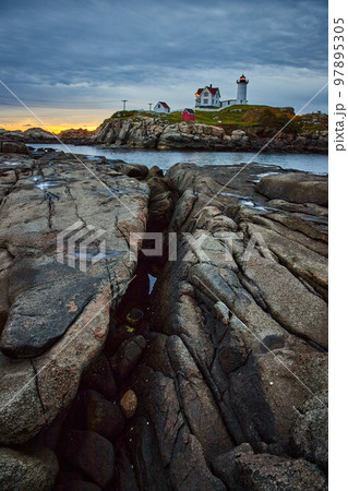 Crack in coast of Maine leading to island with...の写真素材 [97895305] - PIXTA