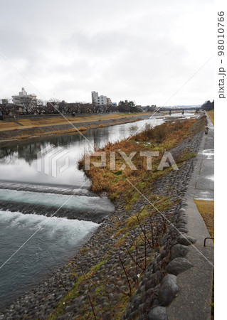 冬の北陸らしい曇り空と犀川｜石川県金沢市の写真素材 [98010766] - PIXTA