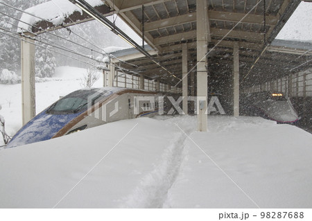 冬のガーラ湯沢駅に停車中の上越新幹線E7系・E2系の写真素材 [98287688] - PIXTA