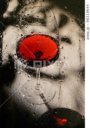 Glass Of Dry Red Wine Through Rainy Windowの写真素材 [98319644] - PIXTA