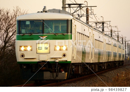 成田線我孫子支線に入線した185系団体列車の写真素材 [98439827] - PIXTA