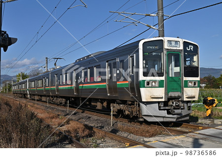 奥羽本線(山形線) 719系5000番台 11月の増結4両編成の写真素材 [98736586] - PIXTA