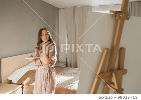 Pretty talented woman painter painting on easel...の写真素材 [99033715] - PIXTA