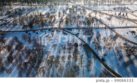 A winding bike path in a city park. City park...の写真素材 [99066333] - PIXTA