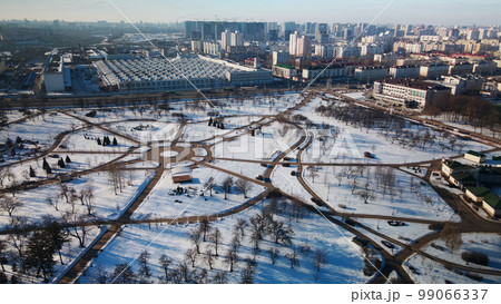 A winding bike path in a city park. City park...の写真素材 [99066337] - PIXTA