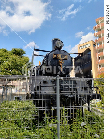 蒸気機関車 SL C56 110（縦構図、青空背景）左斜めの写真素材 [99616334] - PIXTA