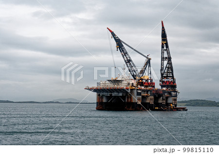Thialf - world's largest semi submersible crane...の写真素材 [99815110] - PIXTA