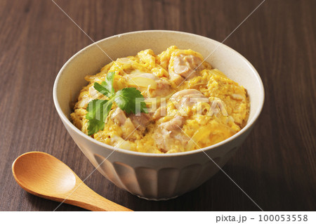 みつばを添えたふわとろ親子丼の写真素材 [100053558] - PIXTA