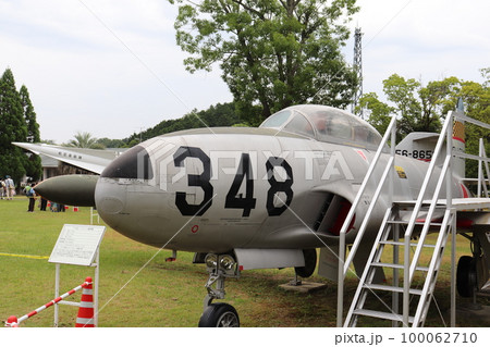 航空自衛隊奈良基地に展示されているT-33A練習機の機首の写真素材 [100062710] - PIXTA