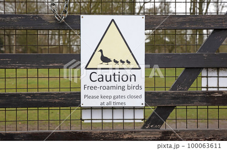 Sign on a gateの写真素材 [100063611] - PIXTA